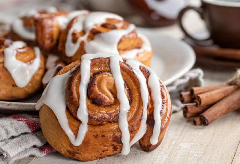 Decidite a hacer esta receta en casa: roles de canela, un clásico y ...