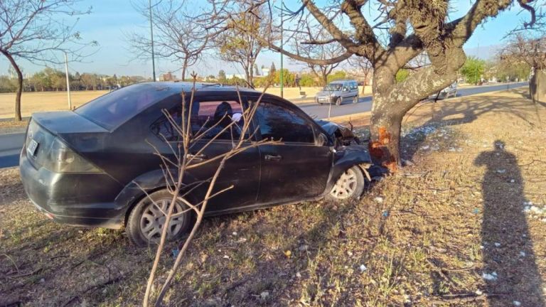 Terrible choque en Avenida Arenales: soldado se durmió al volante e impactó contra un árbol ...