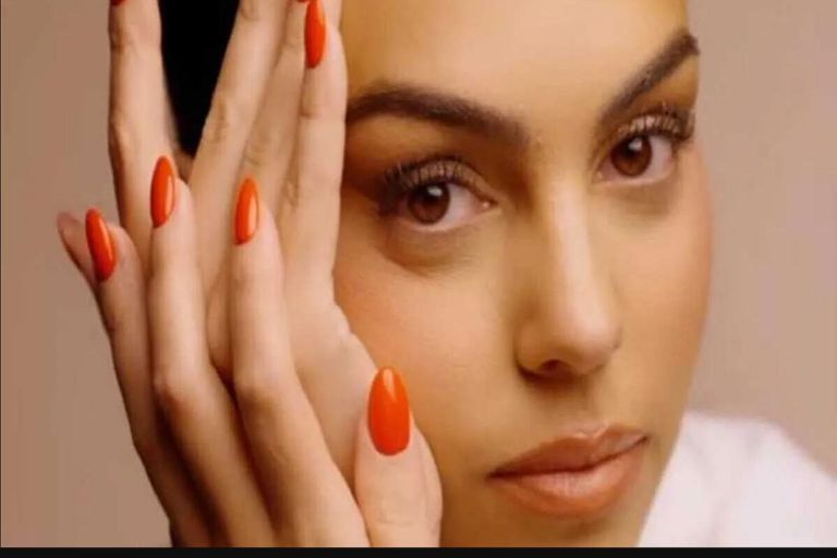 Georgina Rodríguez presume la manicura en tendencia que alarga y ...