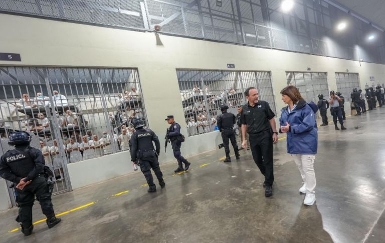 Patricia Bullrich visitó la cárcel de máxima seguridad más grande de ...
