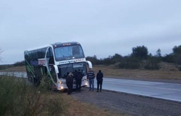 Milagro sobre la Ruta 9: un auto quedó con las ruedas para arriba ...