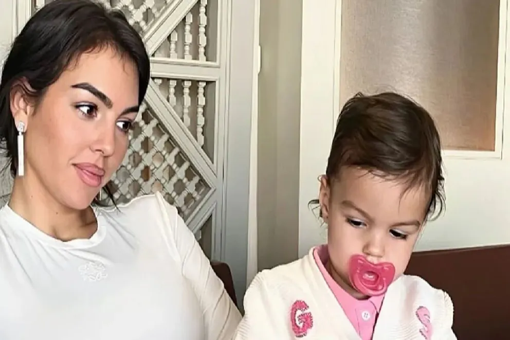 El momento más puro de Georgina Rodríguez: así enseña la fe a su ...