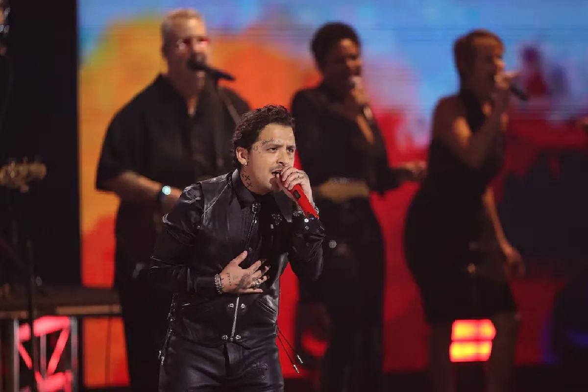 Christian Nodal confiesa que Ángela maneja toda la planificación de su ...