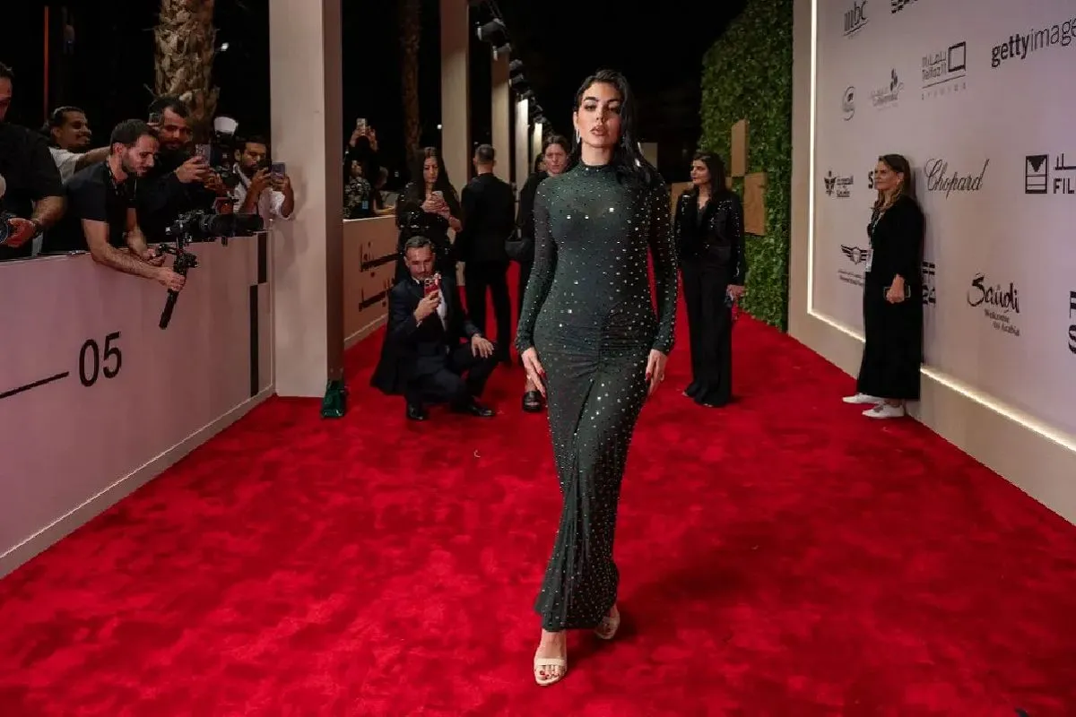 Así luce Georgina Rodríguez el vestido negro ideal para despedir el año ...